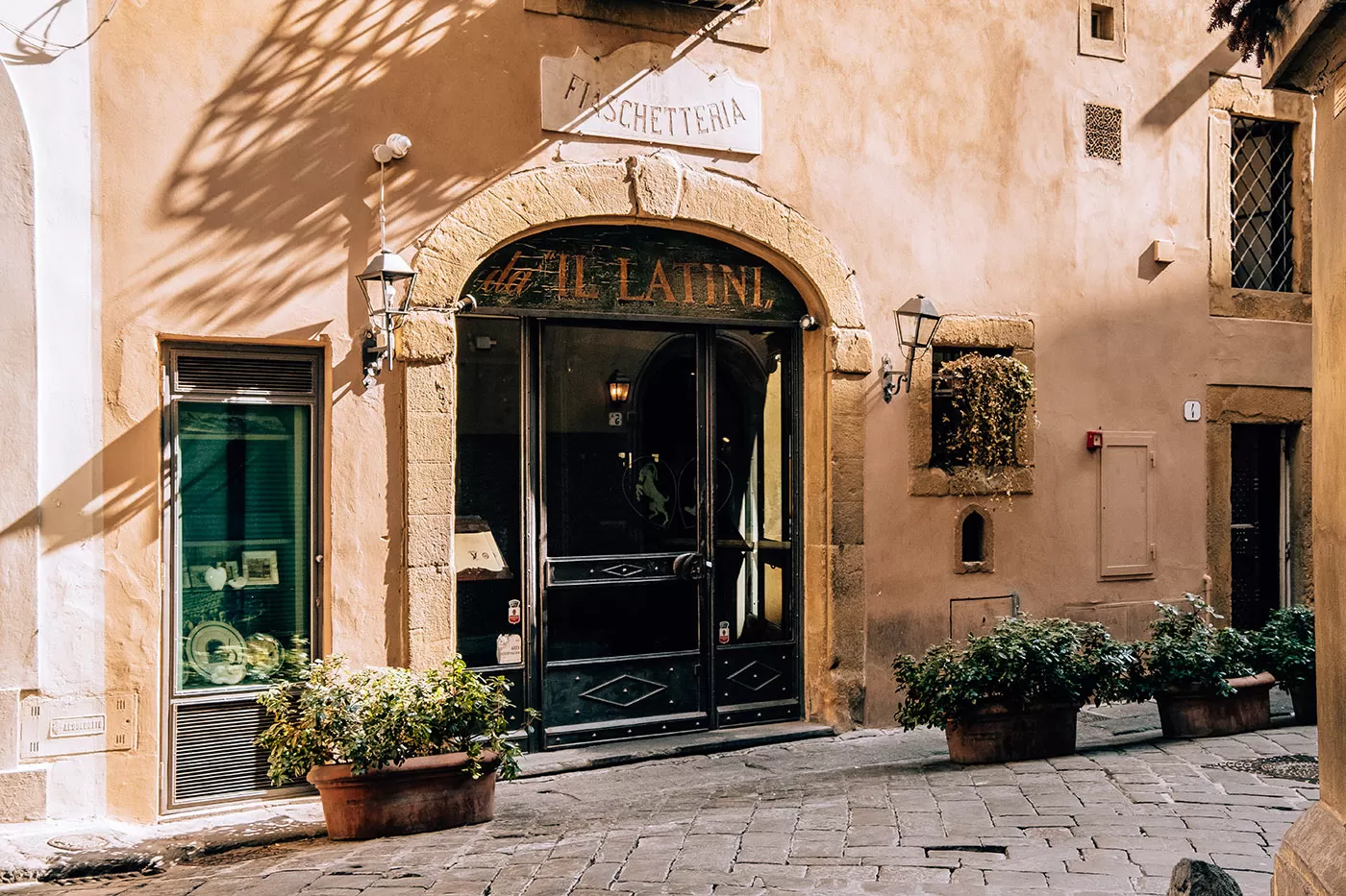 9 Beautiful Wine Windows in Florence and Where to Find Them (Map ...