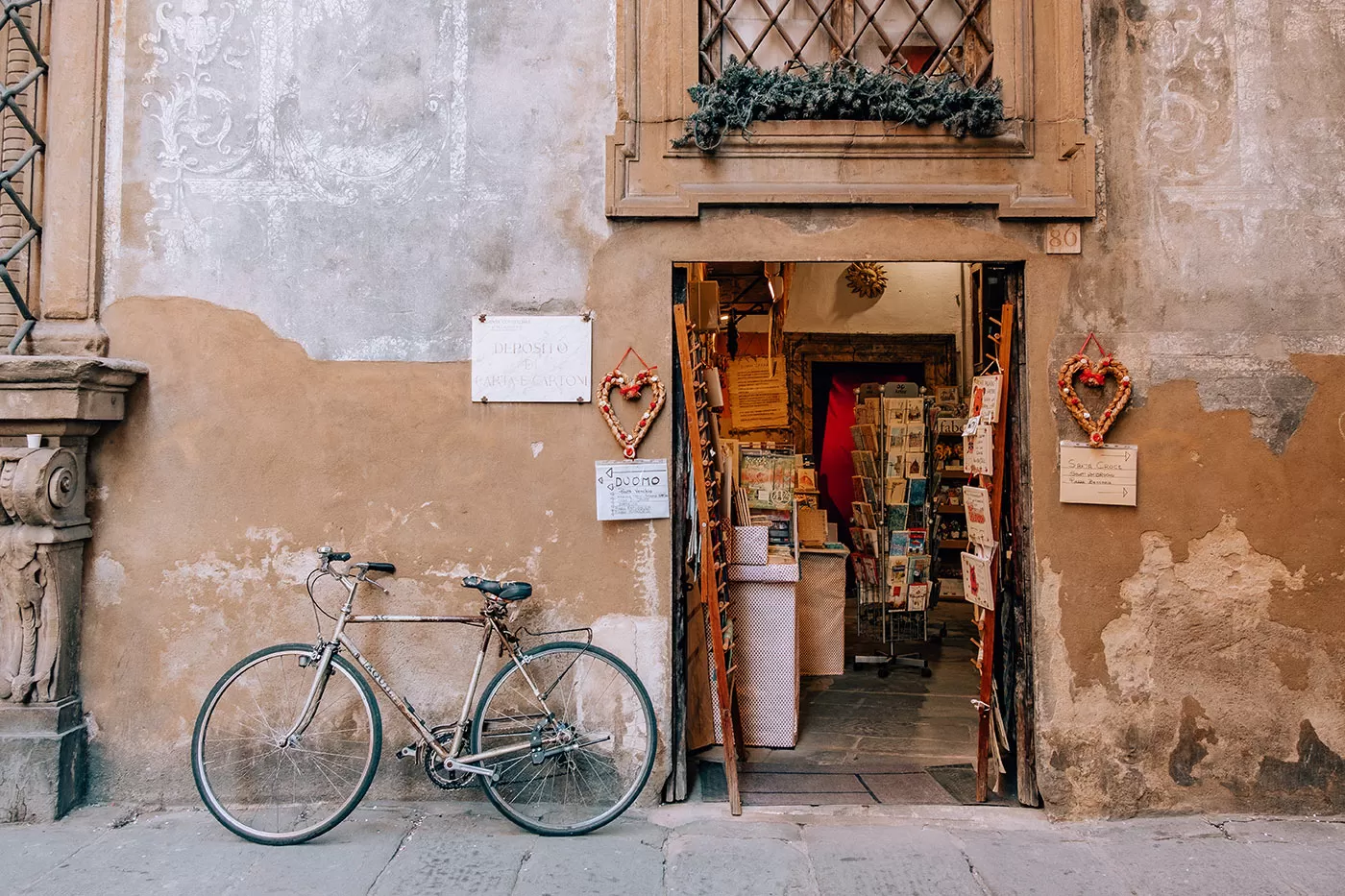 9 Beautiful Wine Windows in Florence and Where to Find Them (Map ...