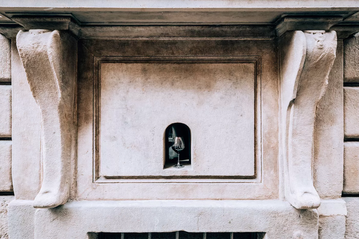 9 Beautiful Wine Windows in Florence and Where to Find Them (Map ...